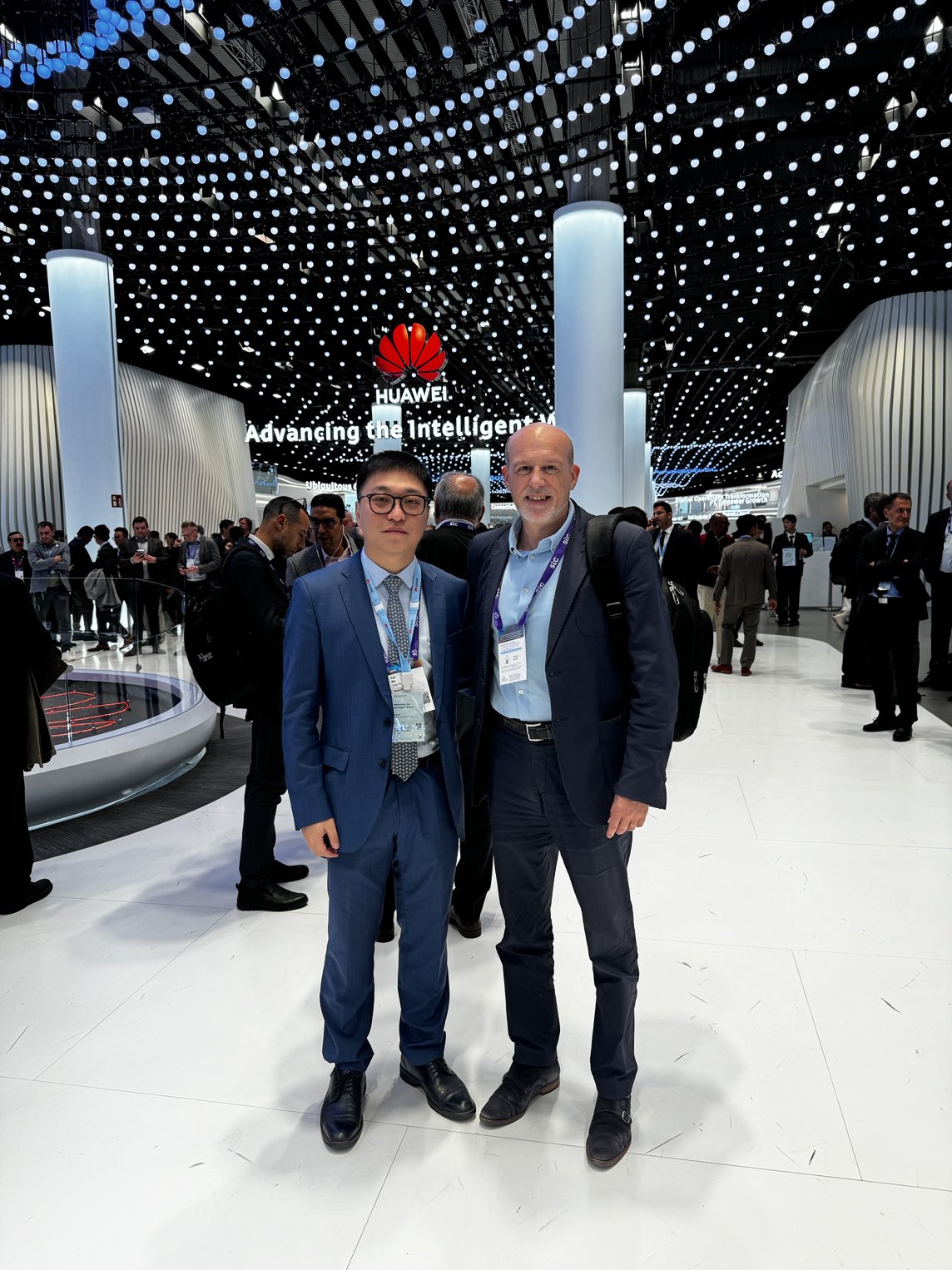 El Director General de la AEC, Jacobo Díaz, invitado al stand de Huawei en el Mobile World ...